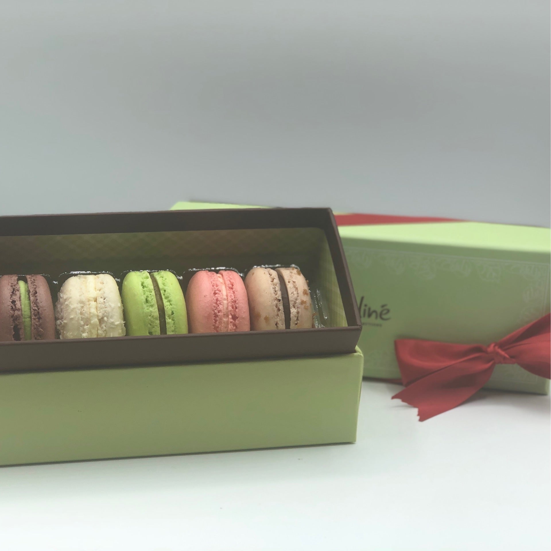 Macarons 6 Pces Luxury Box | Praliné French Pastries